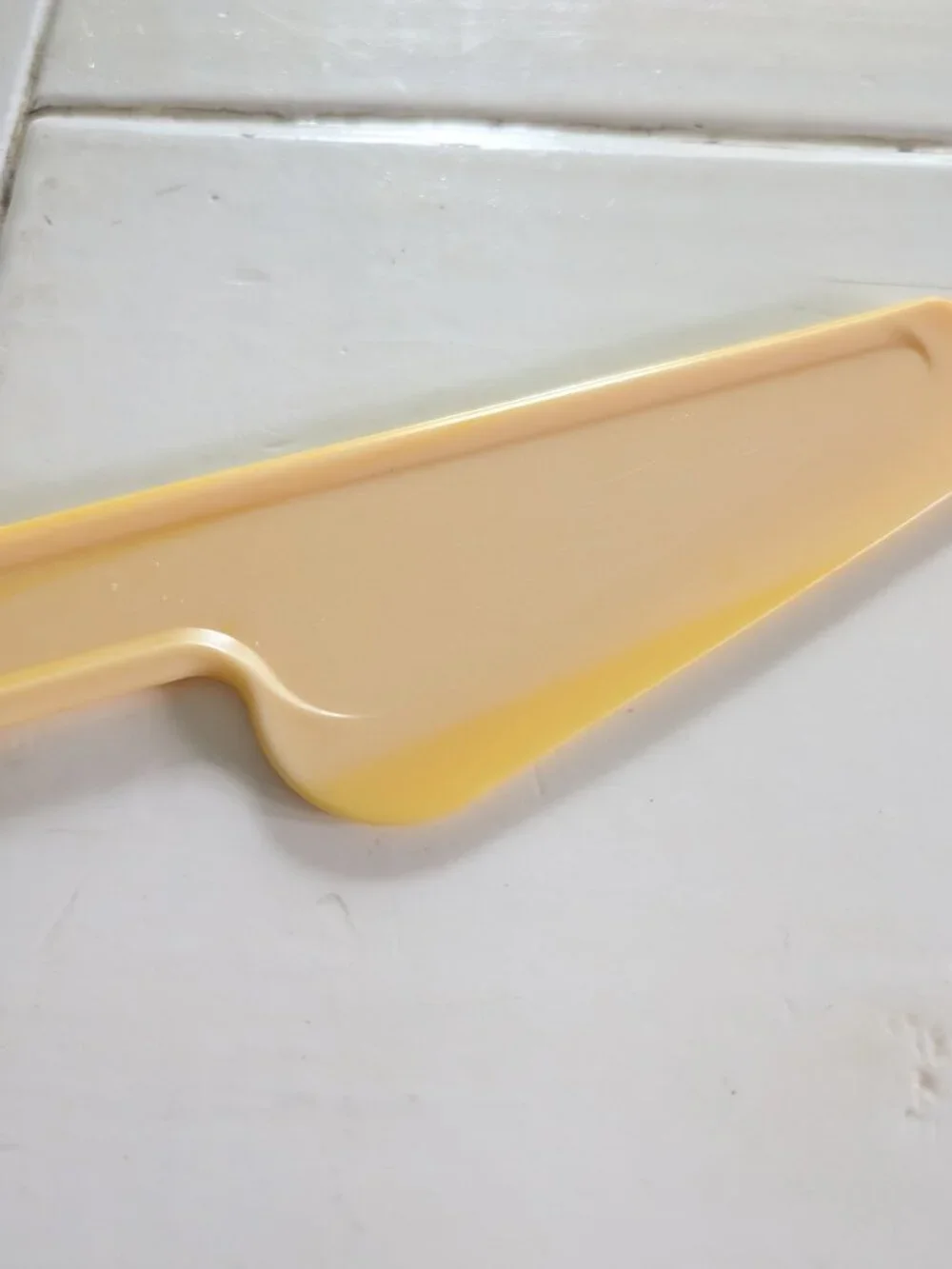 Rubbermaid | Kitchen | Vtg Rubbermaid 906 Pie Cake Server Slicer Yellow ...